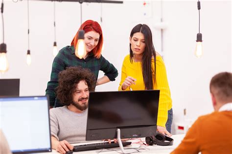 현대적인 사무실 공간에서 데스크톱 컴퓨터에서 작업하는 다민족 동료 그룹입니다 18 19세에 대한 스톡 사진 및 기타 이미지