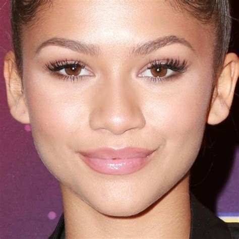Zendaya Makeup Nude Eyeshadow Taupe Eyeshadow Pink Lip Gloss Steal Her Style