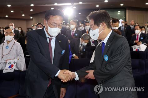 악수하는 정진석 비대위원장과 이재명 대표 연합뉴스