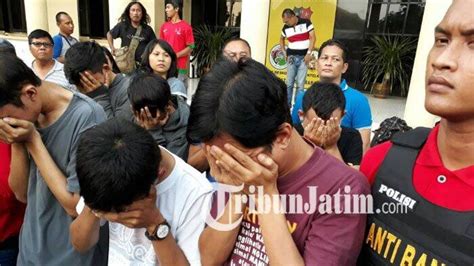 Oral Seks Dan Threesome Di Pesta Seks Kaum Gay Jadi Tontonan Ramai