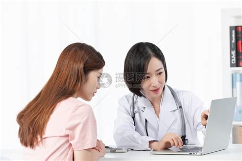 医生门诊室为女性患者问诊高清图片下载 正版图片501673225 摄图网