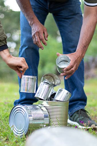 재활용을 위해 캔을 분리하는 남자와 여자의 손 2명에 대한 스톡 사진 및 기타 이미지 2명 가방 개념 Istock
