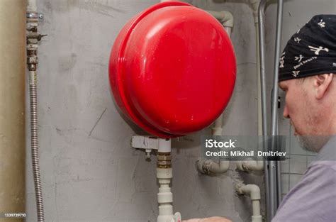남자는 보일러 룸에서 작동합니다 레드 확장 탱크 배관 밸브 Ga 집에 대한 스톡 사진 및 기타 이미지 집 45 49세 가솔린 Istock