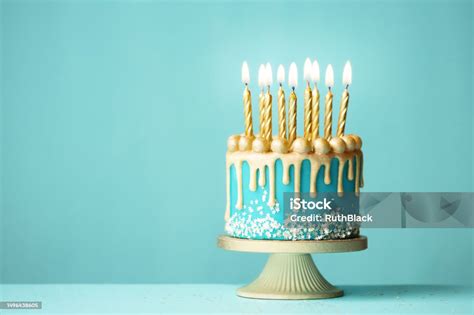 금 촛불이 있는 아름다운 청록색과 금색 드립 생일 케이크 생일 케이크에 대한 스톡 사진 및 기타 이미지 생일 케이크 생일 케이크 초 금색 Istock