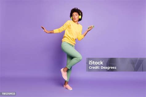 전체 길이 몸 크기보기 의 좋은 매력적인 꿈꾸는 펑키 펑키 재미 쾌활한 물결 모양의 머리 소녀 듣는 영혼 춤을 재미 를 통해