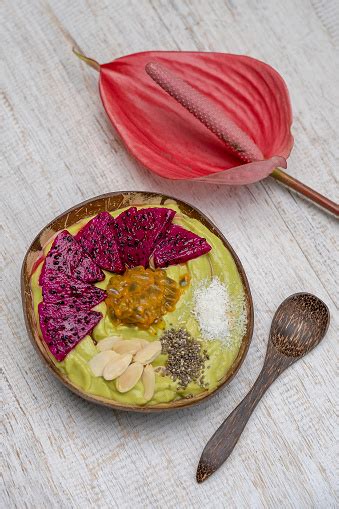 드래곤 프루트 패션 후르 츠 아몬드 플레이크 코코넛 칩과 치아 씨드가 있는 코코넛 볼에 그린 아보카도 스무디를 닫습니다 건강 한 식습관 슈퍼 푸드의 개념 0명에 대한 스톡