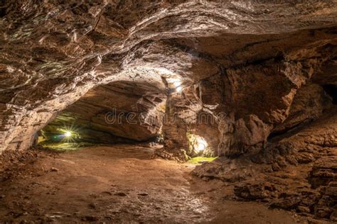 Muchacho Dentro De La Cueva Antigua Con Las Paredes De Piedra Con La