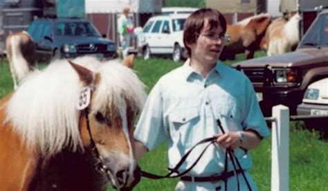 ခန္ဓာကိုယ်တစ်ခုလုံး ၉၀ လောက်ပြုပြင် ပြောင်းလဲပြီး ဂြိုလ်သားတစ်ကောင်လို နေထိုင်ခဲ့တဲ့ အမျိုးသား