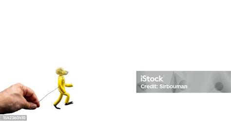 스톱 모션 애니메이션의 12가지 원칙을 준수하는 흰색 배경으로 걷고 걷는 포즈로 플라스틱으로 손으로 만든 그림을 철사로 잡고 있습니다 2차 도형에 대한 스톡 사진 및 기타