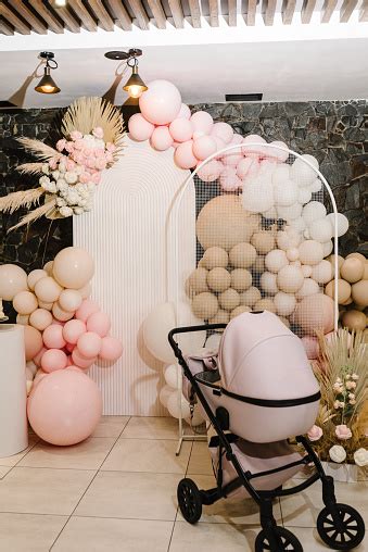 배경 풍선 파티 장식에 Perambulator 생일 리셉션 축하 개념 트렌디 한 가을 장식 흰색 갈색 분홍색 및 금색 풍선으로 장식 된 아치 사진 벽 0명에 대한 스톡 사진