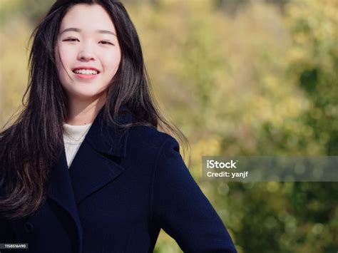 검은 긴 머리를 가진 젊은 아시아 여성의 초상화 미소와 자연 흐림 숲 배경행복 여자에 대한 스톡 사진 및 기타 이미지 여자