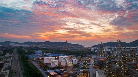 원유 정제 공장 강관 라인 및 굴뚝 및 냉각탑 화학 또는 석유 화학 공장 공장 발전소 일몰시 석유 화학 타워 탱크 산업 0명에 대한 스톡 사진 및 기타 이미지 Istock