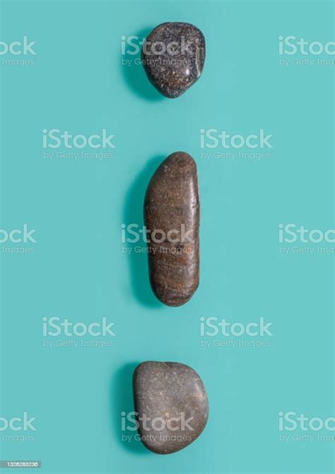 자갈과 비슷한 3개의 작은 돌은 청록색 배경에 수직으로 놓여 있습니다 0명에 대한 스톡 사진 및 기타 이미지 0명 개체 그룹 경관 Istock