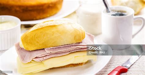 브라질식 아침 식사 모짜렐라 치즈와 햄을 곁들인 프랑스 소금 빵 브라질의 전통 0명에 대한 스톡 사진 및 기타 이미지 0명 건강한 생활방식 곡초류 Istock