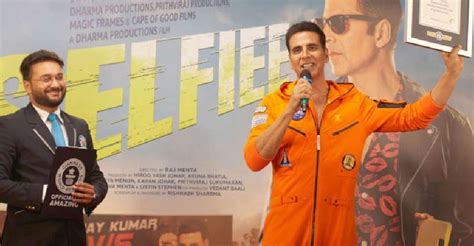 Bollywood Star Akshay Kumar Smashes Selfie Record Dubai Eye 103 8 News Talk And Sports