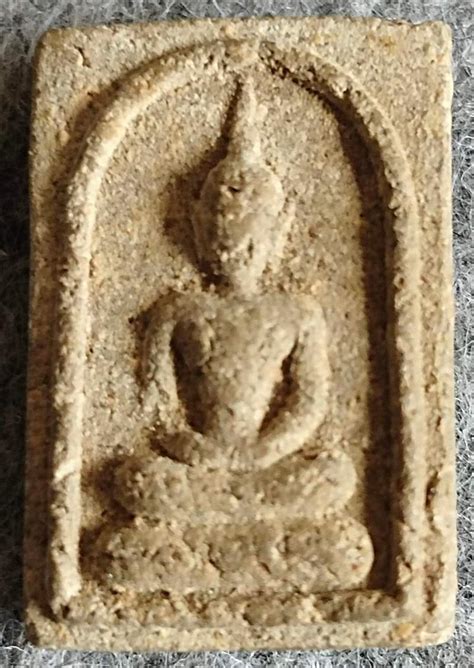 พระเนื้อผงก่อนปี ๒๕๐๐ ชอบเคาะเลยครับเก่าครับ