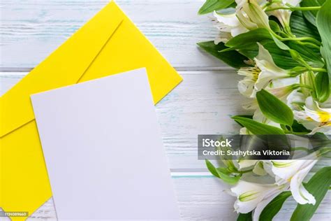 흰 색의 자연 꽃 흰색 나무 배경에 빈 종이 봉투를 모의 빈 텍스트 프레임입니다 꽃과 인사말 카드 디자인입니다 나무 바탕에 올레순 위에서 보기 0명에 대한 스톡 사진 및