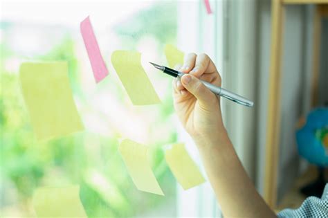 Female 매니저는 직장에서 그녀의 아이디어와 사업 계획을 쓰고 펜과 종이를 들고있는 여성 사무실에서 테이블 빈티지 색상 아침 빛 문서에 메모를 작성 25 29세에 대한