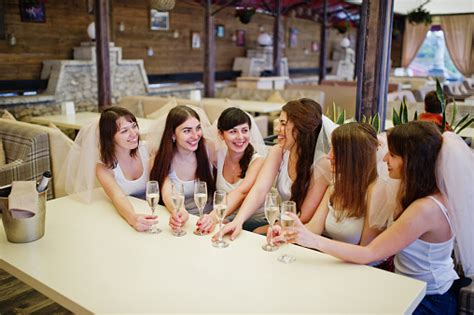 암 탉 파티 테이블 및 음료 샴페인에 앉아 흰 셔츠에 쾌활 한 여자의 그룹 공휴일에 대한 스톡 사진 및 기타 이미지 공휴일 나이트클럽 다이아몬드 Istock