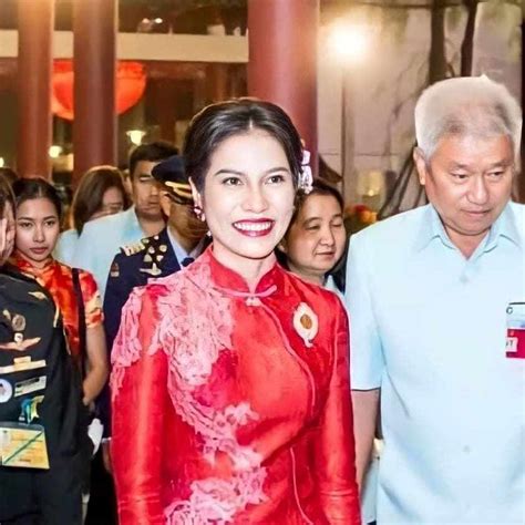 泰王后贵妃年后首合体，苏提达紧挨国王抢风头，诗妮娜惨到没镜头 搜狐大视野 搜狐新闻