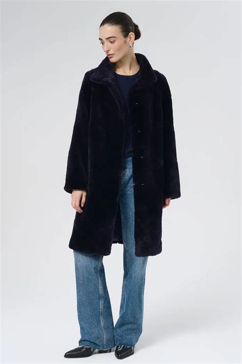 Шубы из мутона - купить в Москве, цены и доставка в интернет-магазине ...
