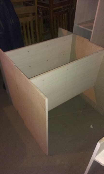 Стіл офісний світлого кольору матеріал ДСП трапецевидної форми висотою 80 см стільниця