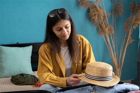 여름 방학을 위한 여행 가방 여름 휴가를 위한 여행 가방을 포장하는 여자 관광과 사람들 30 34세에 대한 스톡 사진 및 기타 이미지 30 34세 가방 개념 Istock