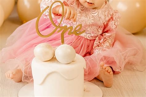 한 어린 소녀가 식탁에 앉아 혼자서 먹는다 컵접시를 들고 있는 어린이 기념일에 대한 스톡 사진 및 기타 이미지 기념일 아기 1위 Istock