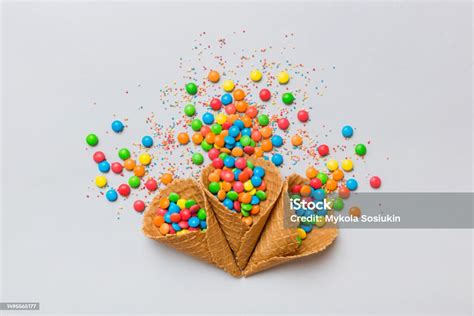 복사 공간이 있는 컬러 배경에 떨어지는 다양한 전통 사탕으로 가득 찬 와플 콘 해피 홀리데이 판매 개념 0명에 대한 스톡 사진 및 기타 이미지 Istock