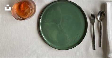 스테인레스 스틸 포크와 빵 칼 옆에 흰색 세라믹 접시에 얇게 썬 빵 사진 Unsplash의 무료 음식 이미지