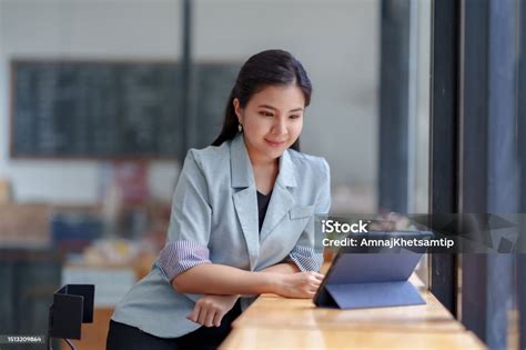 태블릿을 사용하여 행복하고 편안하게 커피숍에서 일하는 귀엽고 매력적인 아시아 여성 25 29세에 대한 스톡 사진 및 기타 이미지 25 29세 공부 교육 Istock