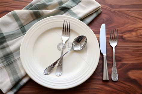 盘子上放着刀叉勺子高清图片下载 正版图片600745871 摄图网