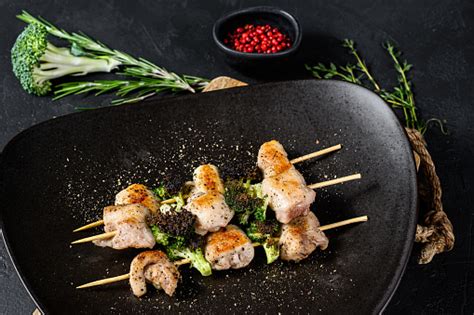 닭 허벅지 고기의 수제 쉬쉬 케밥 검은 색 배경입니다 맨 위 보기 고기에 대한 스톡 사진 및 기타 이미지 고기 구이 굽기 Istock