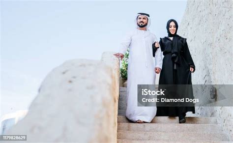 두바이에서 시간을 보내는 행복한 커플 구시가지에서 쇼핑을 하는 전통 의상을 입은 남녀 2명에 대한 스톡 사진 및 기타 이미지 2명 걷기 구도시 Istock
