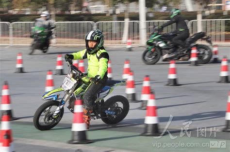 安徽六安首届长三角城市越野障碍挑战赛举行 人民图片网