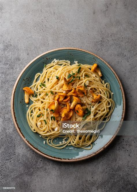 접시에 야생 숲 버섯 살구 파스타 스파게티 위에서 소박한 콘크리트 배경에 계절 가을 요리 향기로운 가을 살구와 식사 가을에 대한 스톡 사진 및 기타 이미지 Istock