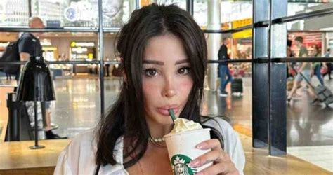 Chi è Alex Mucci la modella Onlyfans nuda davanti agli Uffizi di Firenze