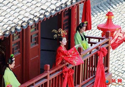 开封上演现代大宋美女招亲 王员外绣楼水泄不通