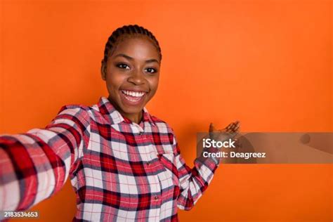 달콤한 친근한 여자 옷 격자 무늬 셔츠 압정 셀카 초대 팔 빈 공간 외딴 광택 생생한 오렌지 색 배경의 사진 땋은 머리에 대한 스톡 사진 및 기타 이미지 Istock