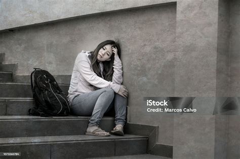 젊은 슬 프 고 우울 아시아 일본 학생 여자 또는 야외에서 압도 하 고 절망적 인 기분이 불안 거리 계단에 앉아 왕 따 십 대 고통 우울증 문제 거리에 대한 스톡 사진 및