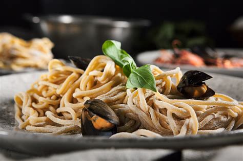 해산물과 녹색 잎으로 만든 파스타 회색 빈티지 테이블과 천 홍합을 곁들인 맛있는 파스타 개념에 대한 스톡 사진 및 기타 이미지 개념 건강한 생활방식 건강한 식생활