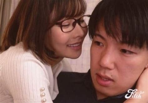 駿河屋 【アダルト】 深田えいみ横型・バストアップ・衣装白・眼鏡・両手下げ・体右向き・目閉じ・ロゴ「fitch」dvd「すぐそばに彼女が