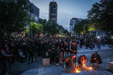 Србија тагува Илјадници се собраа на плоштадите со солзи цвеќе и свеќи ВИДЕО
