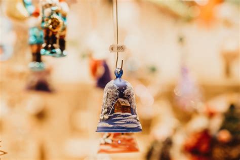 눈 덮인 풍경이 있는 축제 크리스마스 벨 장식 · 무료 스톡 사진