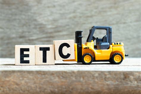 장난감 지게차 홀드 문자 블록 C 는 나무 배경에 단어 등 를 완료합니다 0명에 대한 스톡 사진 및 기타 이미지 Istock