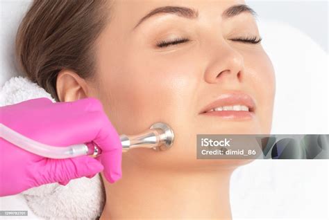 미용사 전문의는 눈 근처 여드름과 블랙 헤드에 대한 얼굴에 절차 미세 피부마모를합니다 뷰티 살롱의 여성 화장품 35 39세에 대한 스톡 사진 및 기타 이미지 Istock