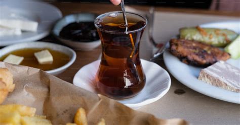 음식 위에 숟가락을 들고 있는 사람 사진 Unsplash의 애프터눈 티 이미지