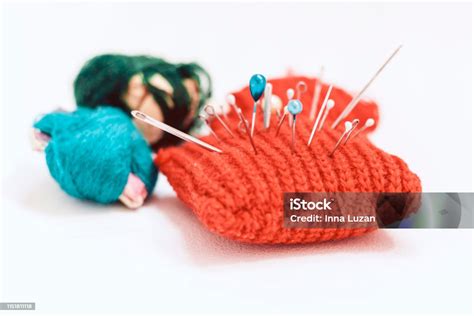 텍스트에 대 한 복사 공간 흰색 배경에 바느질 및 컬러 스레드 코일에 대 한 빨간 니트 바늘 패드 0명에 대한 스톡 사진 및 기타 이미지 Istock