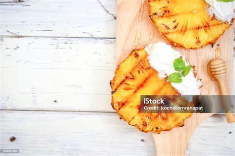 크림 치즈와 과일 스낵 파티 메뉴 또는 다이어트 음식 분쇄 아몬드 쉬운 메뉴 아이디어 구이 꿀 파인애플 0명에 대한 스톡 사진 및 기타 이미지 Istock