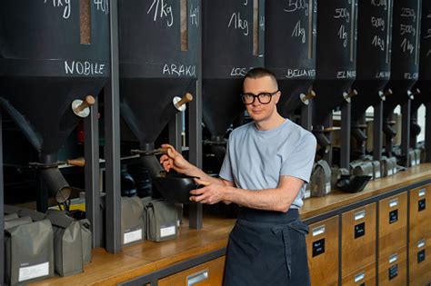 커피 메이커 바리 스타가 카운터에 서서 커피 원두를 따르고 있습니다 30 34세에 대한 스톡 사진 및 기타 이미지 30 34세 기계류 남성 Istock